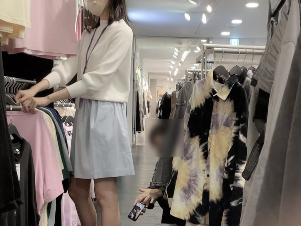 デパートや店内でミニスカート女性のパンチラを大胆に盗撮する男。 P Dreamer パンチラの憧憬